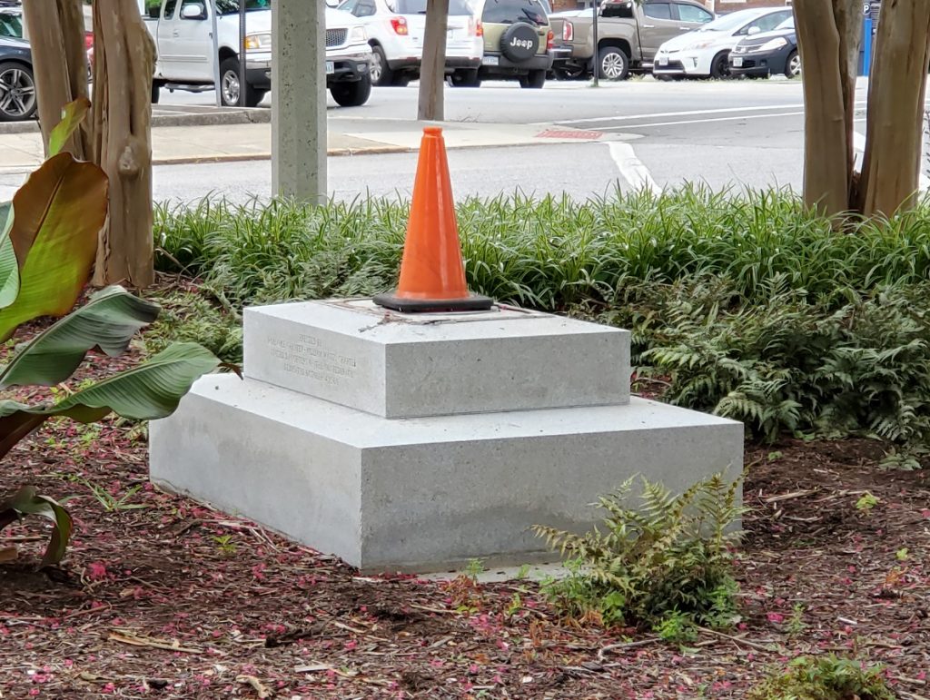 Downtown Roanoke Lee Memorial is toppled, towed away | News/Talk 960-AM ...